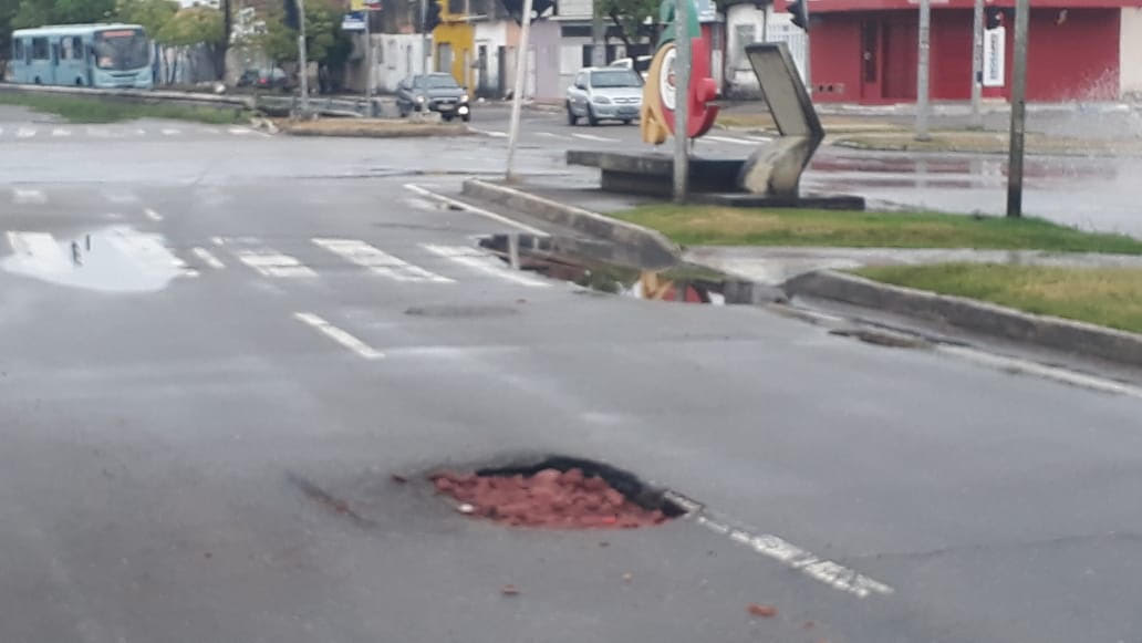 Sob o guarda-chuva da verdade, pode chover canivetes q o pano aguenta ...