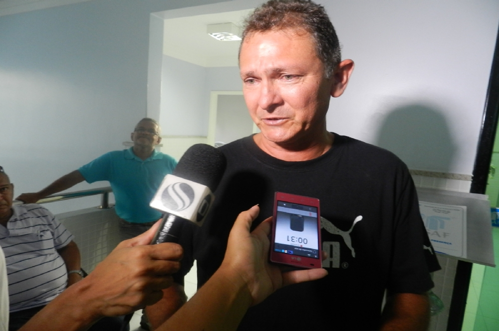 Dor e revolta no velório do taxista Carlos Augusto - O que é notícia em ...